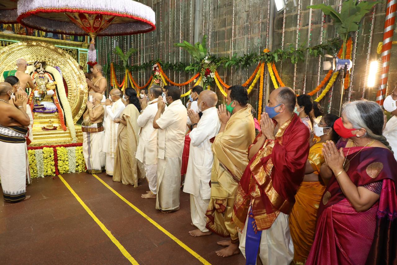 Malayappa Swamy shines as Navaneetha Krishna on Chandra Prabha Vahanam ...